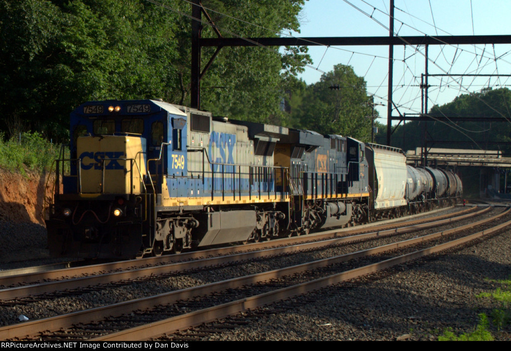 CSX C40-8 7549 leads Q300-01